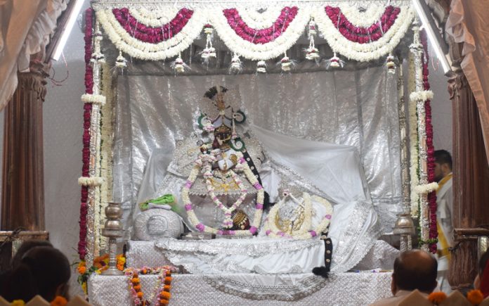 Shri Radhavallabh Lal Ji Temple Vrindavan Photos, Radha Vallabh Mandir ...