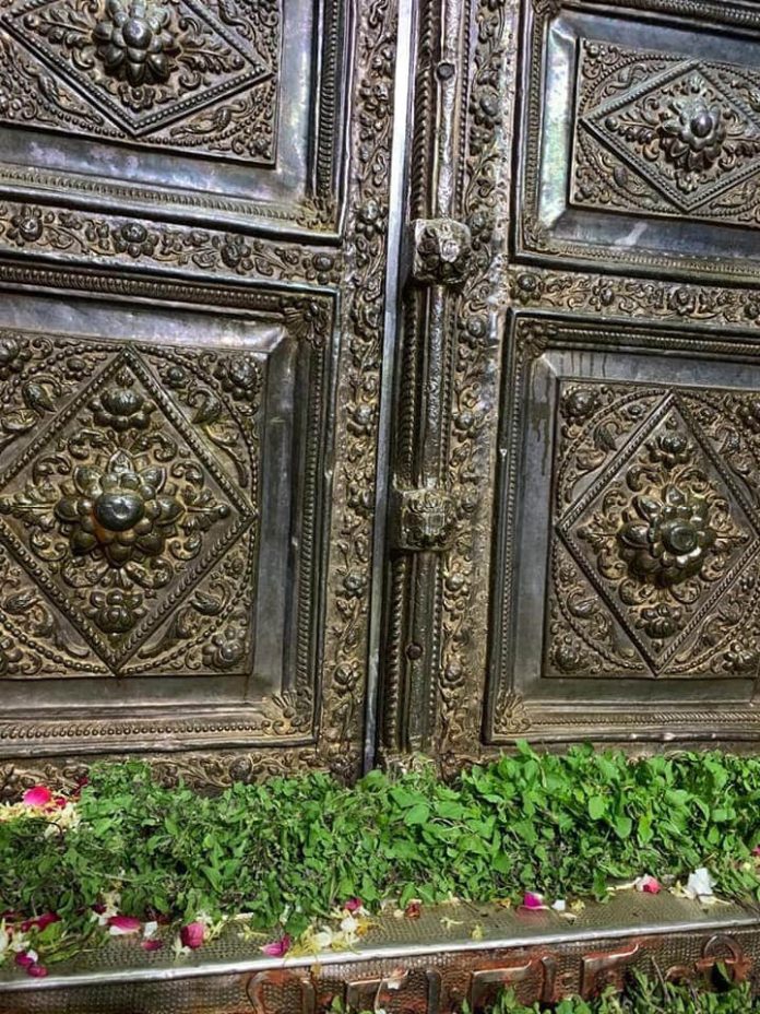 Shri Banke Bihari Ji Tulasi Evan Sugandhit Chandan Kumakum Seva | Shri ...